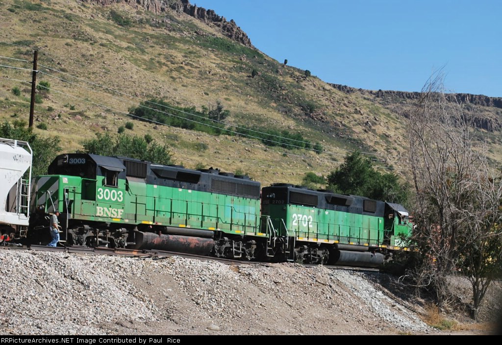 BNSF 2702/ 3003 Building The Golden Daily